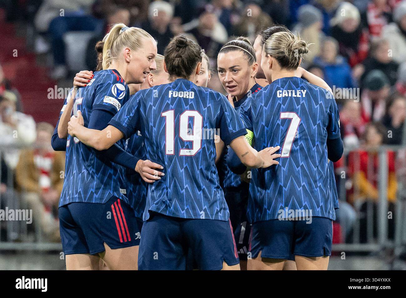 The English celebrate with Emily Fox (Arsenal Woman FC, #2) their goal ...