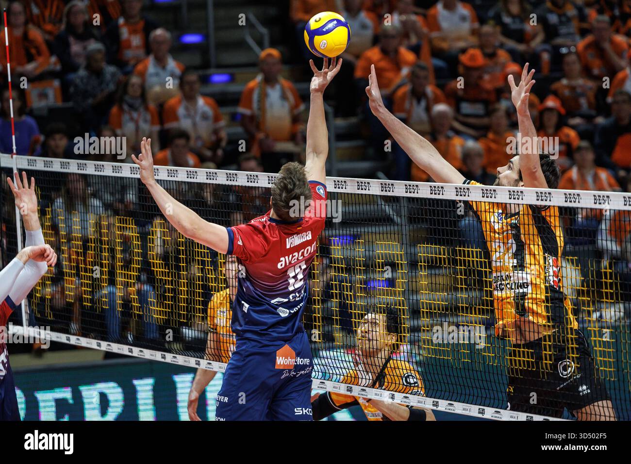 12 November 2025, Berlin: Volleyball, Men: Bundesliga, Berlin Volleys ...