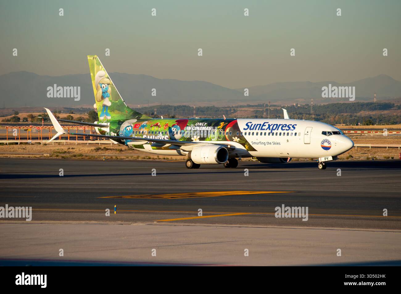 Avión de línea de Boeing 737 de la aerolínea Sun Express en el ...