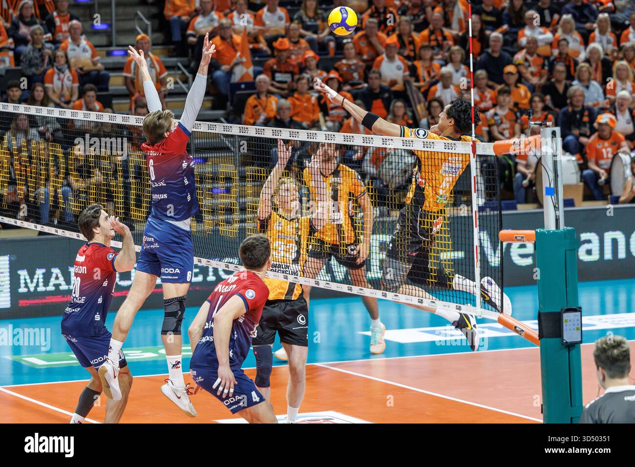 12 November 2025, Berlin: Volleyball, Men: Bundesliga, Berlin Volleys ...