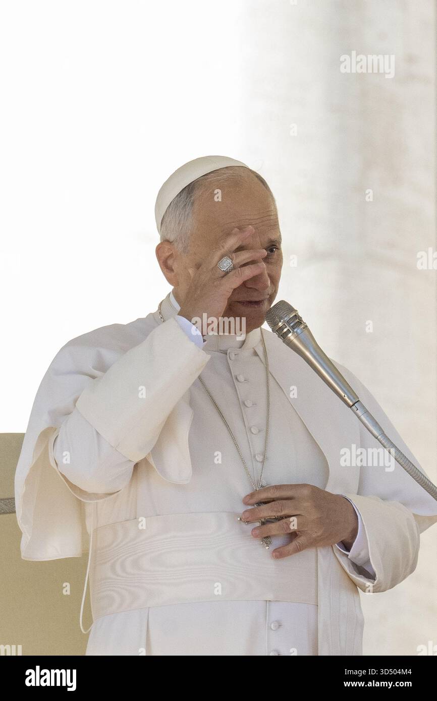 **NO LIBRI** Italy, Rome, Vatican, 2025/11/12.Pope Leo XIV holds his ...