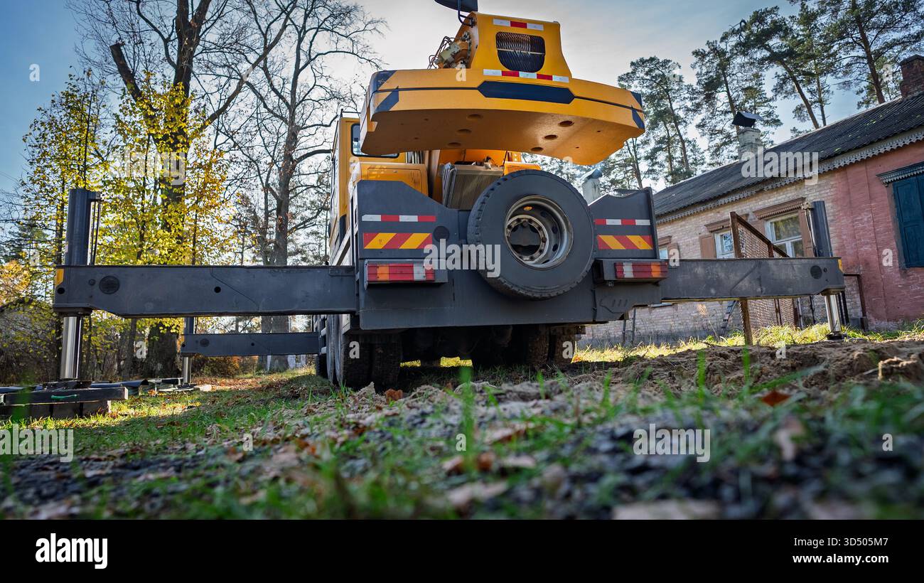 Extending the hydraulic stabilizers makes the truck crane ready to move ...