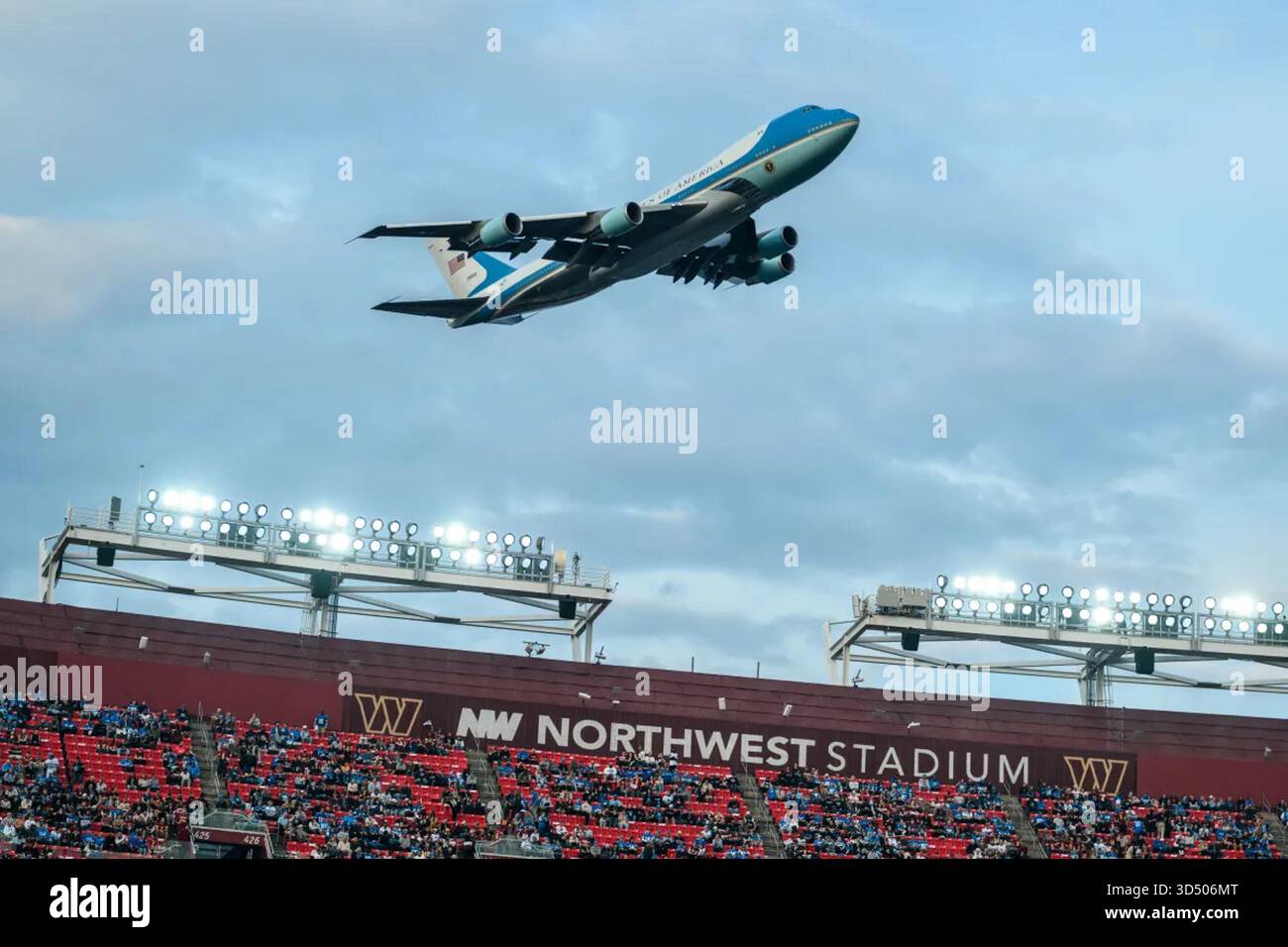 President donald trump in aircraft hi-res stock photography and images ...