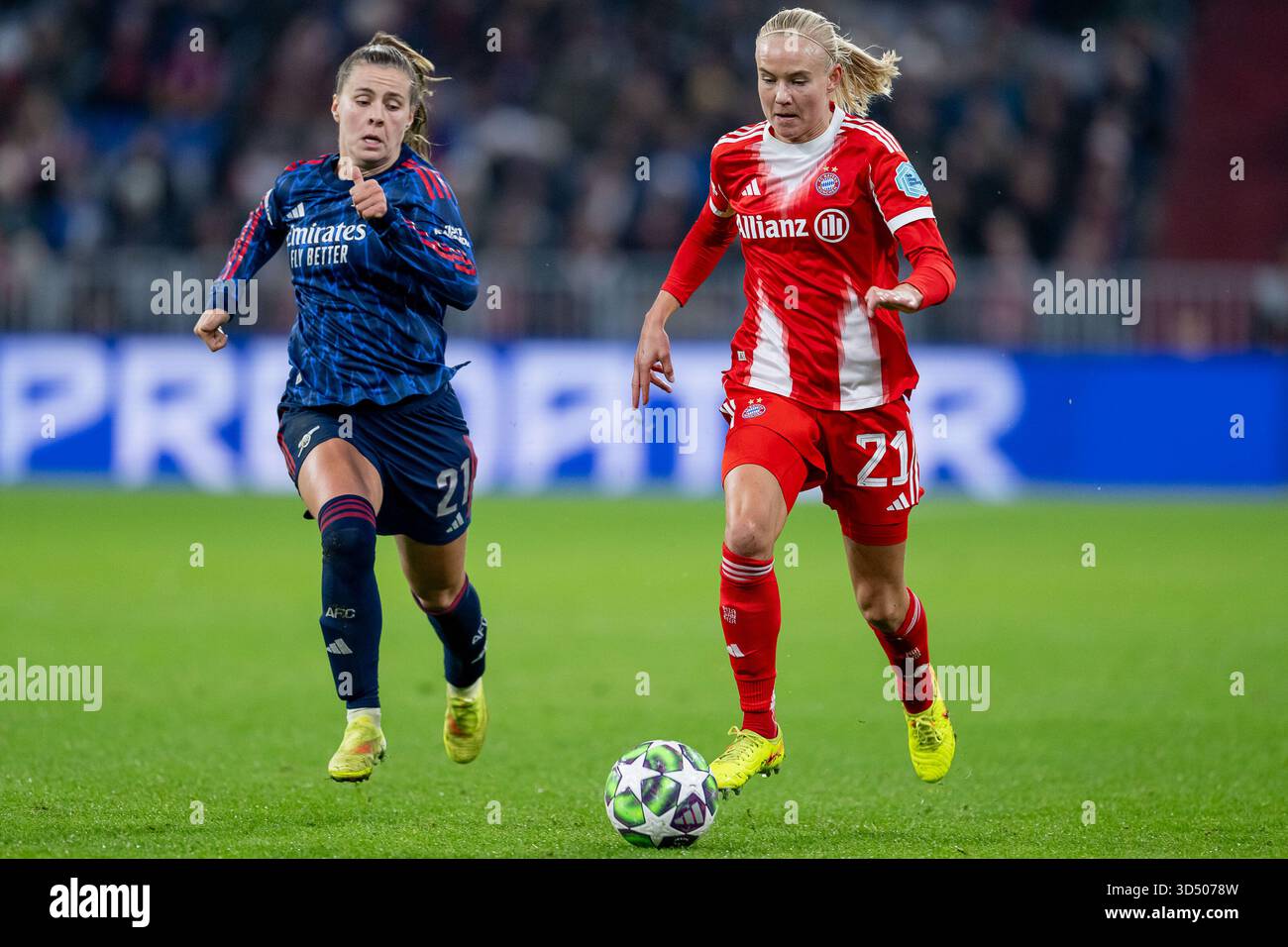 Victoria Pelova (Arsenal Women FC, #21) against Pernille Harder (FC FC ...