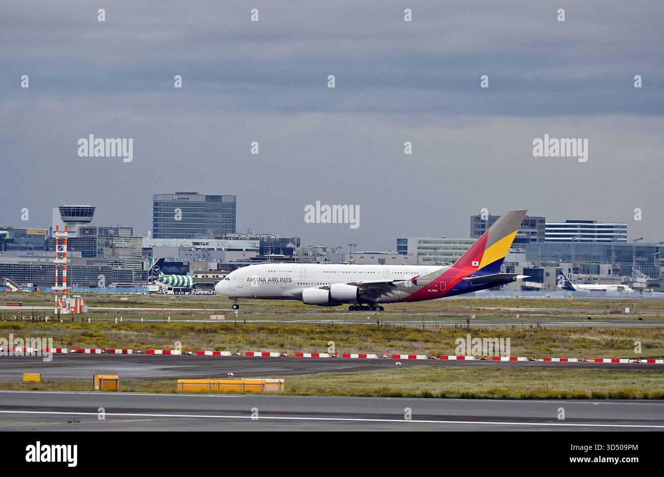 28.10.2025, xjrdrx, WIrtschaft Flugzeuge Flughafen Frankfurt v.l ...