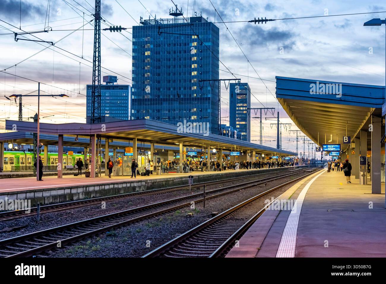 Hauptbahnhof von Essen, Passagiere am Bahnsteig, NRW, Deutschland ...