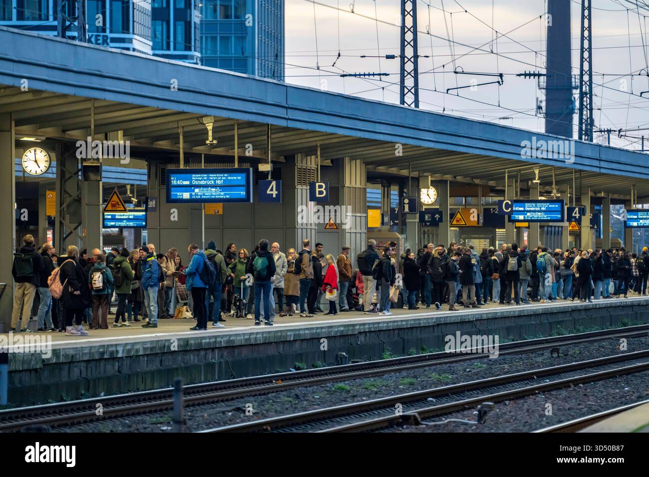 Hauptbahnhof von Essen, Passagiere am Bahnsteig, NRW, Deutschland ...