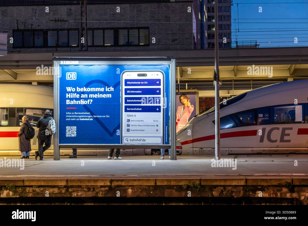 Werbung, Plakat für die DB APP, im Hauptbahnhof von Essen, am Bahnsteig ...