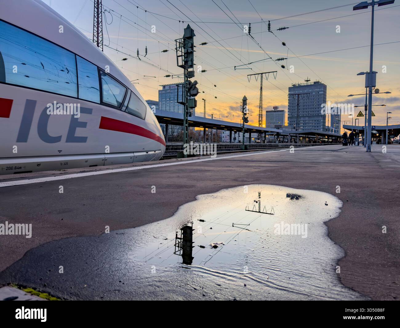 ICE Zug, im Hauptbahnhof von Essen, am Bahnsteig, NRW, Deutschland ...