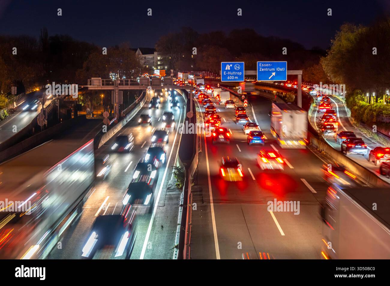 Autobahn A40, Ruhrschnellweg, Stau auf beiden Richtungsfahrbahnen, am ...