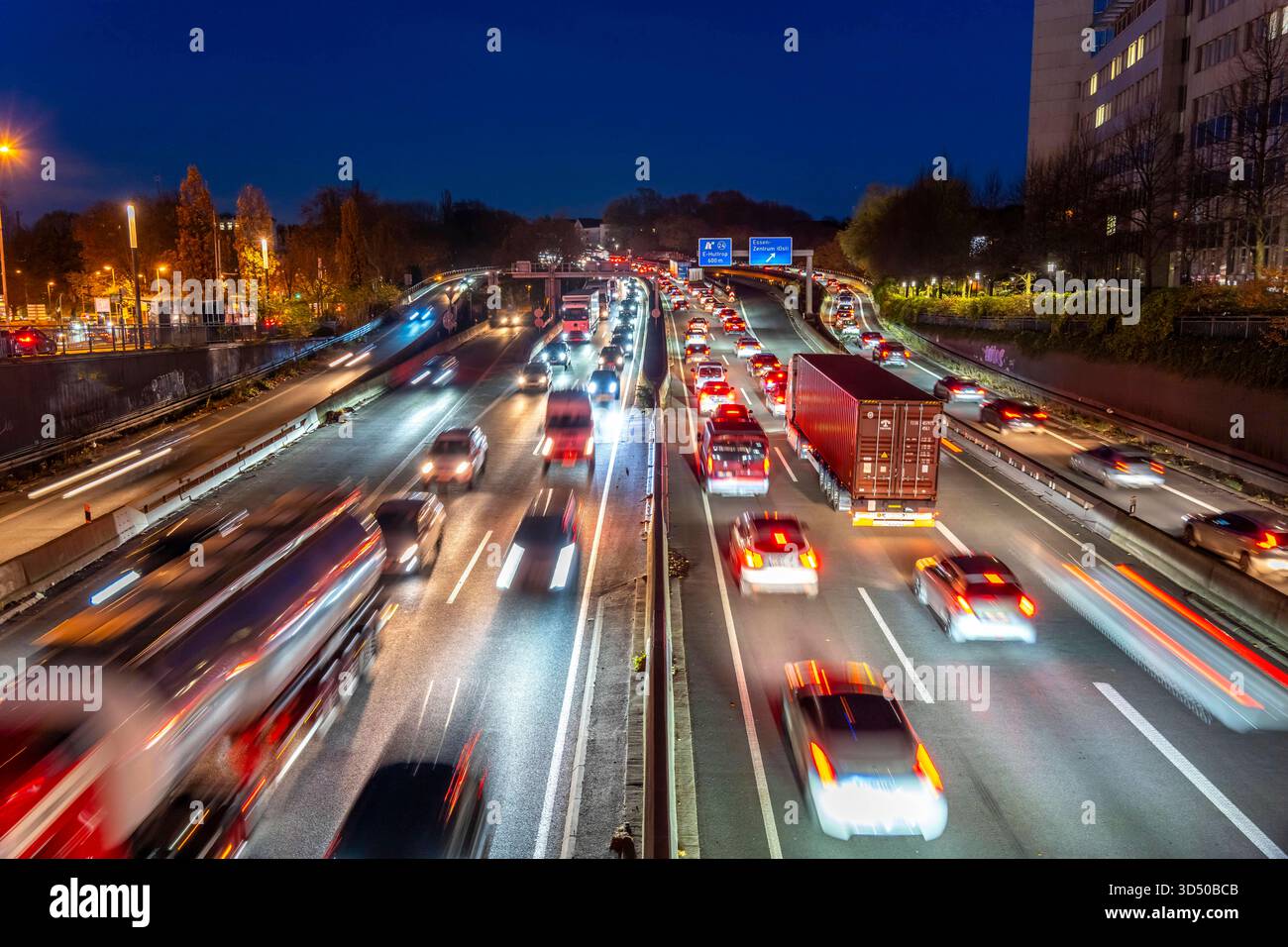 Autobahn A40, Ruhrschnellweg, Stau auf beiden Richtungsfahrbahnen, am ...