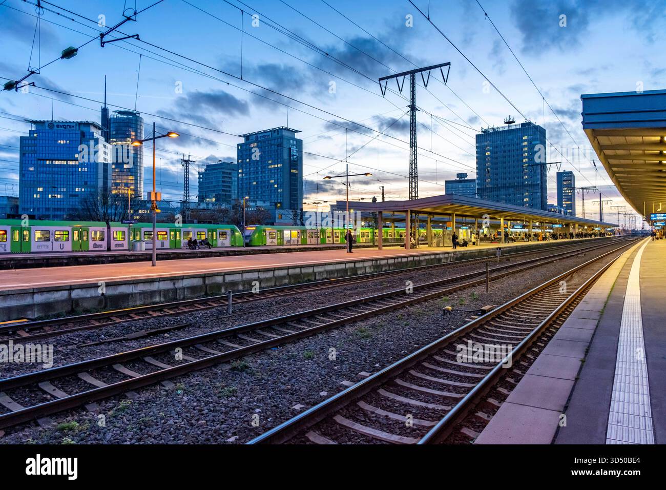 S-Bahn, im Hauptbahnhof von Essen, Passagiere am Bahnsteig, NRW ...