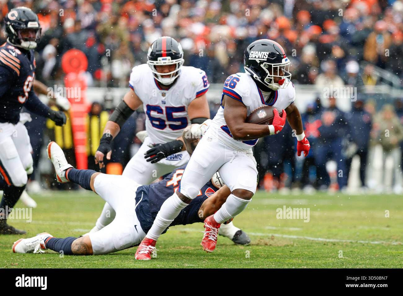 New York Giants running back Devin Singletary (26) runs with the ball ...