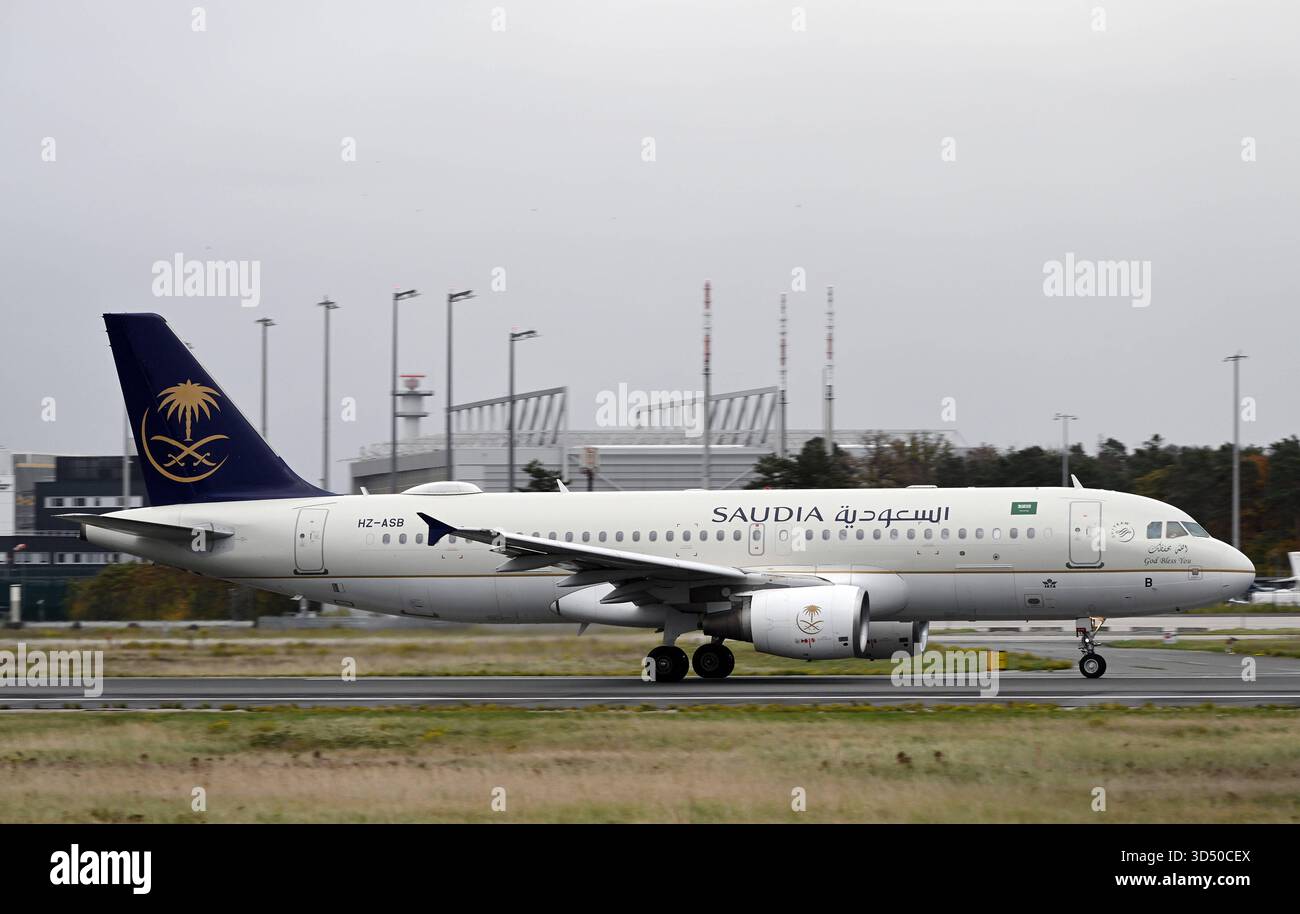 28.10.2025, xjrdrx, WIrtschaft Flugzeuge Flughafen Frankfurt v.l. HZ ...
