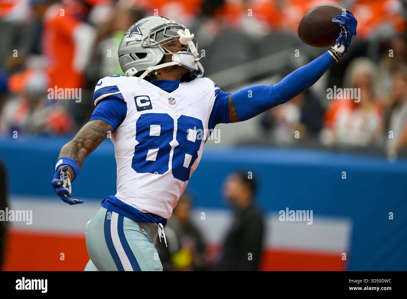 CeeDee Lamb #88 of the Dallas Cowboys, stretches out for a pass during ...
