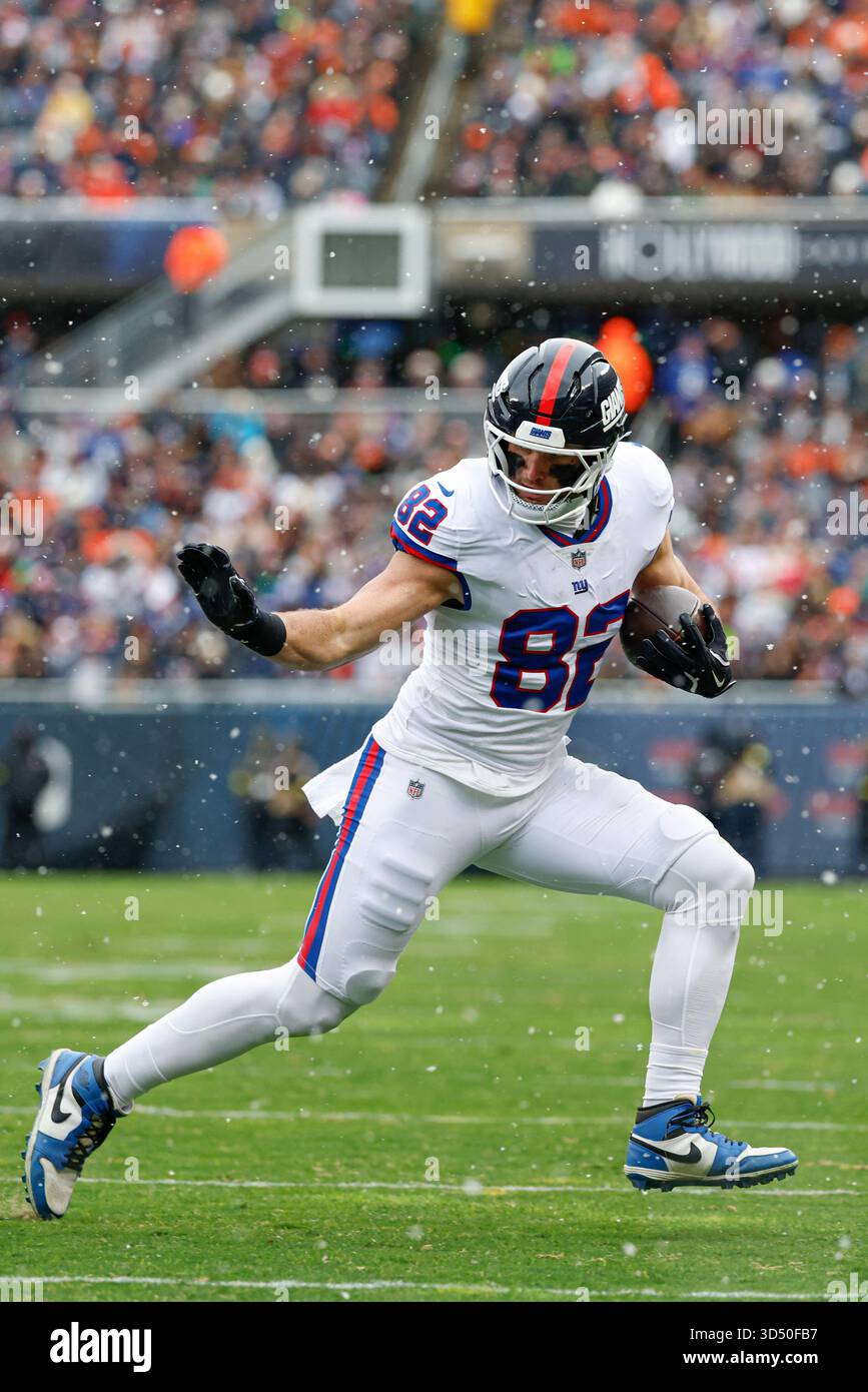 New York Giants tight end Daniel Bellinger (82) runs with the ball ...