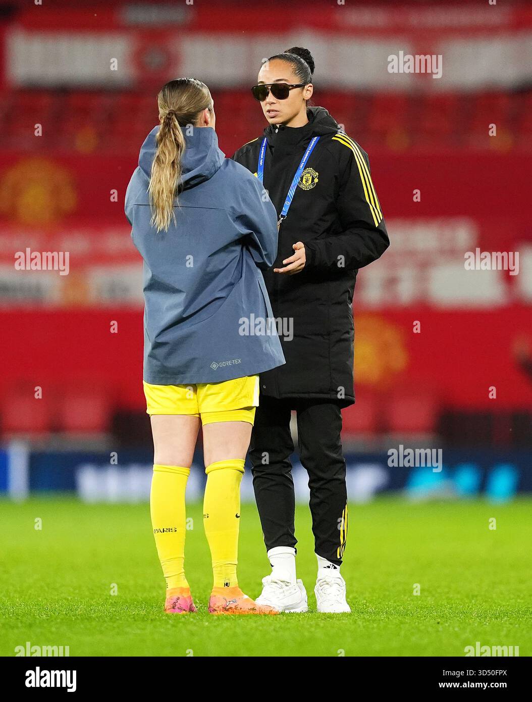 Paris Saint-Germain goalkeeper Mary Earps (left) with Manchester United ...