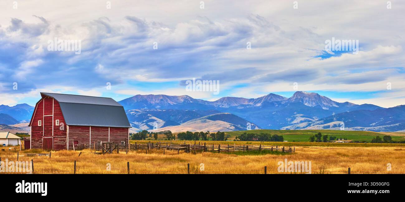 Classic red barn hi-res stock photography and images - Alamy