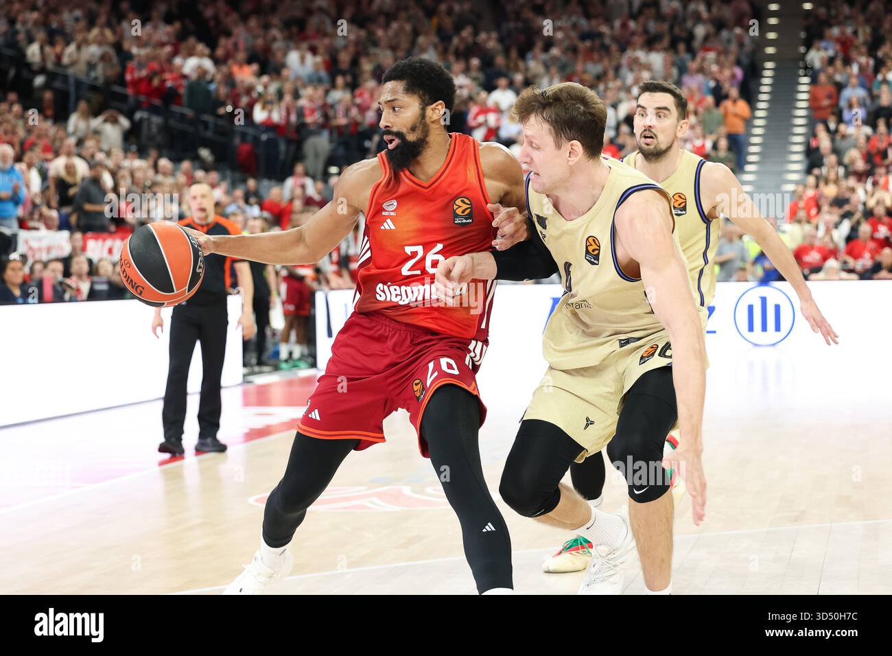 Spencer Dinwiddie (FC Bayern Basketball, #26) with Jan Vesely (FC ...
