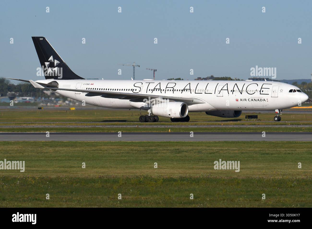 AIR CANADA AIRBUS A330-300 C-FDHG IN STAR ALLIANCE LIVERY Stock Photo ...
