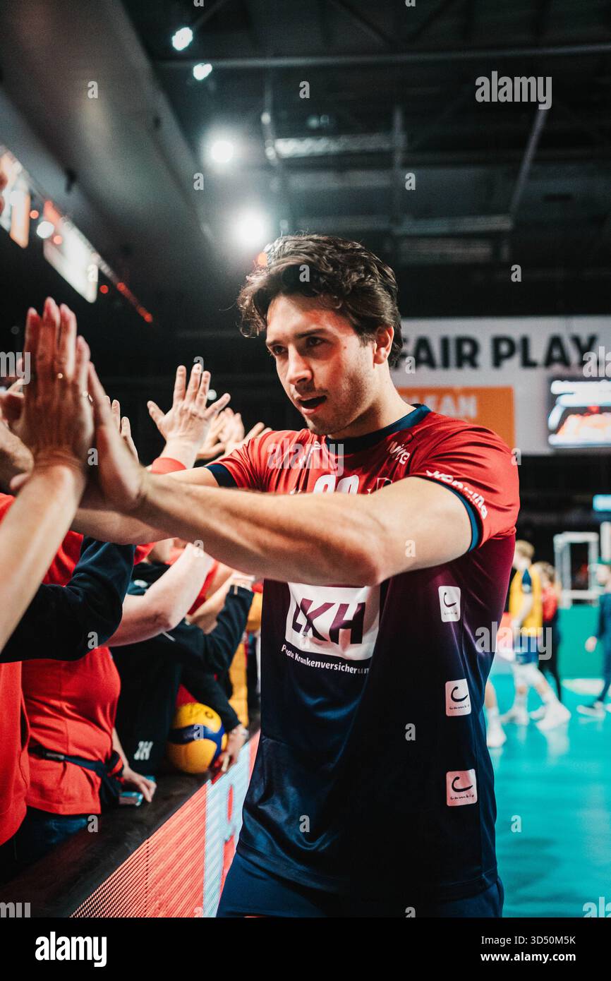 Ethan Champlin (SVG Lüneburg, 20) high-fives the fans; Volleyball ...