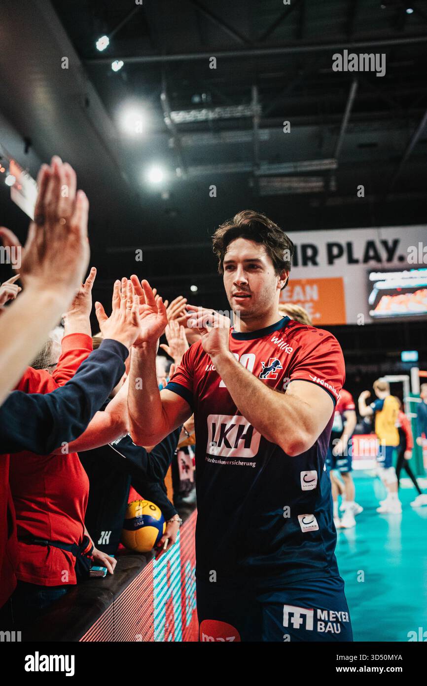 Ethan Champlin (SVG Lüneburg, 20) high-fives the fans; Volleyball ...