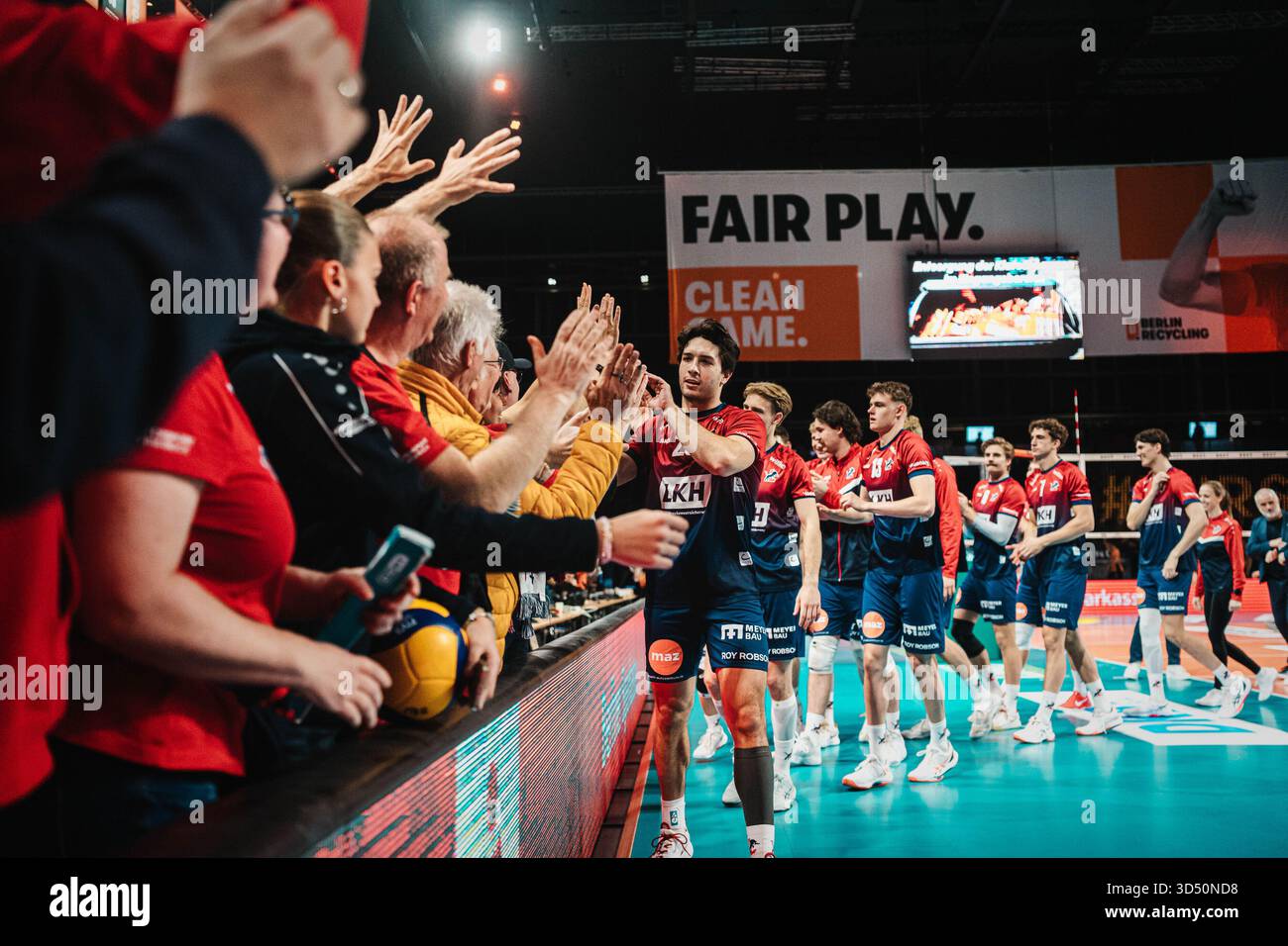 Ethan Champlin (SVG Lüneburg, 20) high-fives the fans; Volleyball ...