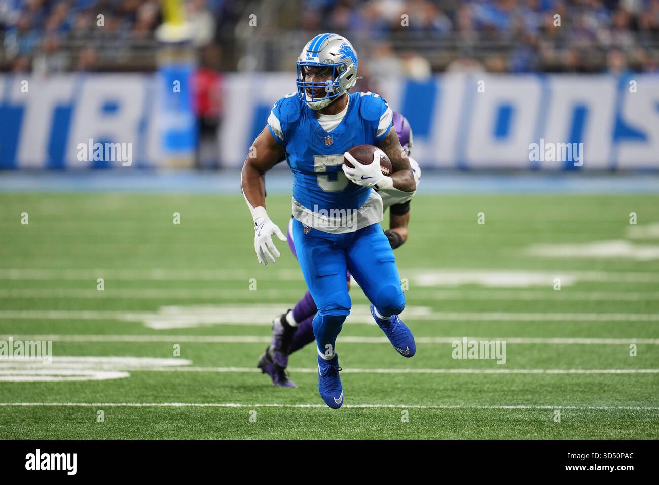 Detroit Lions running back David Montgomery (5) looks for running room ...