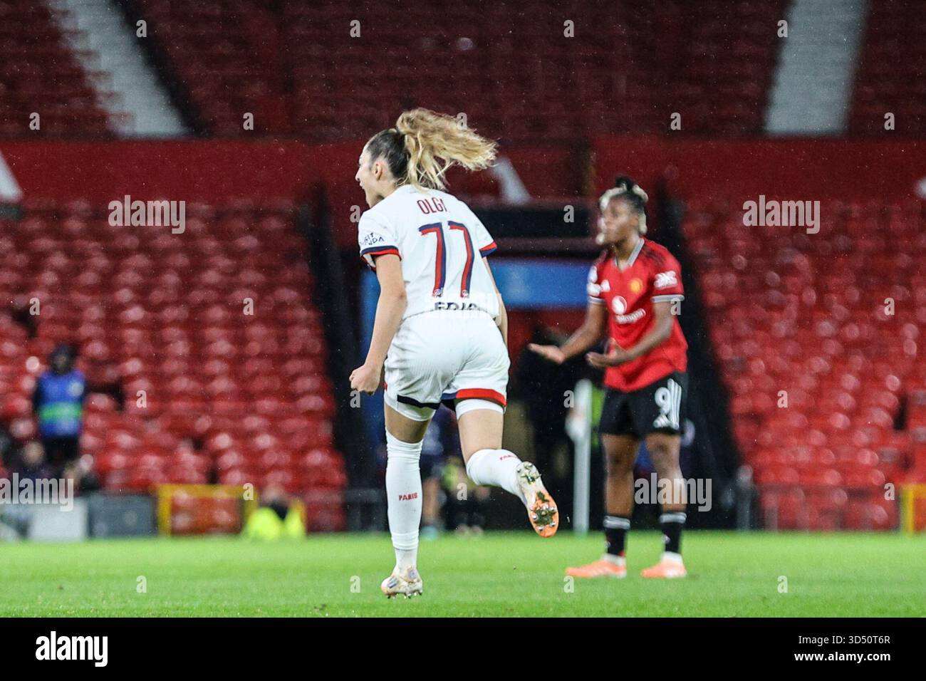 Manchester, England, November 12th 2025: Olga Carmona (77 PSG ...