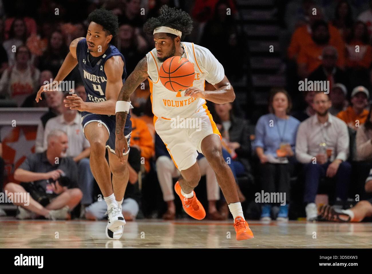 Tennessee guard Amaree Abram (77) dribbles the ball past North Florida ...