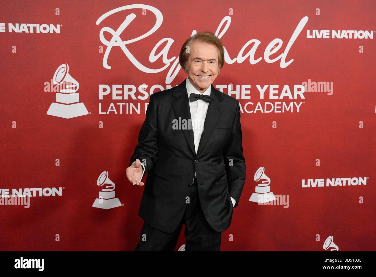 Raphael arrives at the 26th Latin Grammys Person of the Year award ...