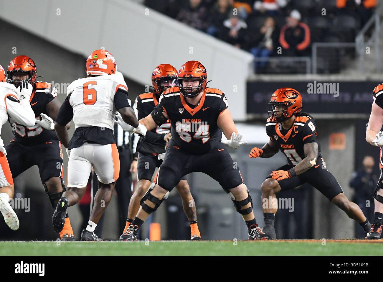 CORVALLIS, OR - NOVEMBER 08: Oregon State Beavers offensive lineman ...