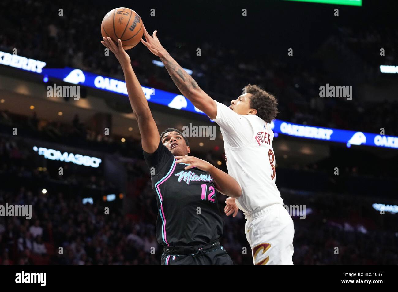 Cleveland Cavaliers guard Craig Porter Jr. (9) attempts to block a shot ...