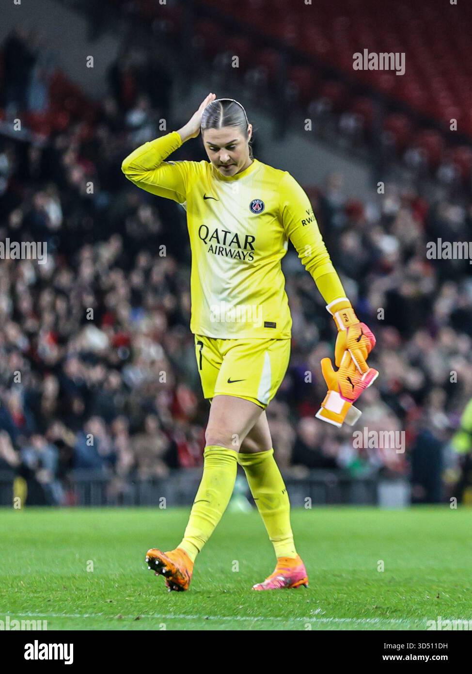 Manchester, England, November 12th 2025: Goalkeeper Mary Earps (27 PSG ...