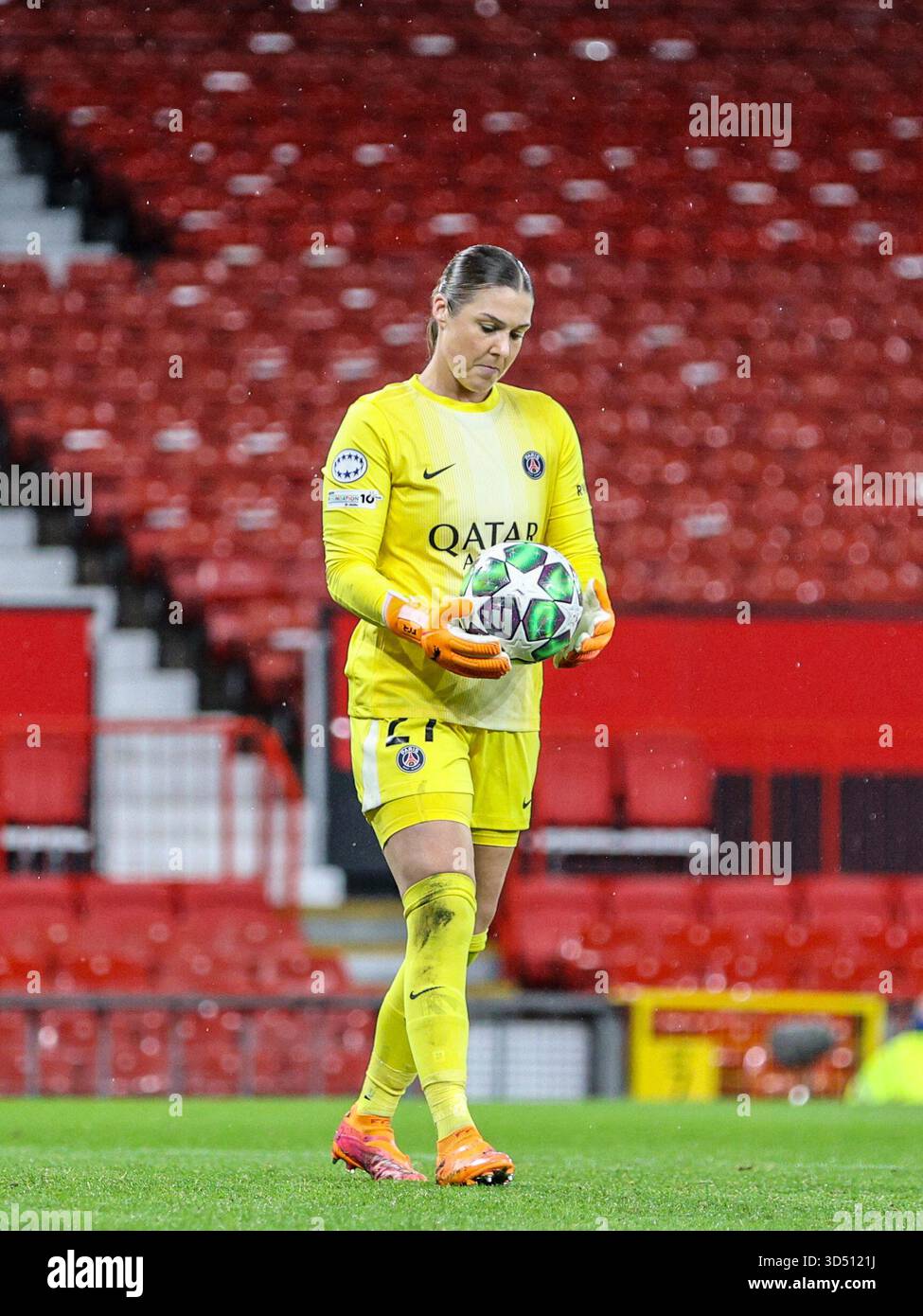 Manchester, England, November 12th 2025: Goalkeeper Mary Earps (27 PSG ...