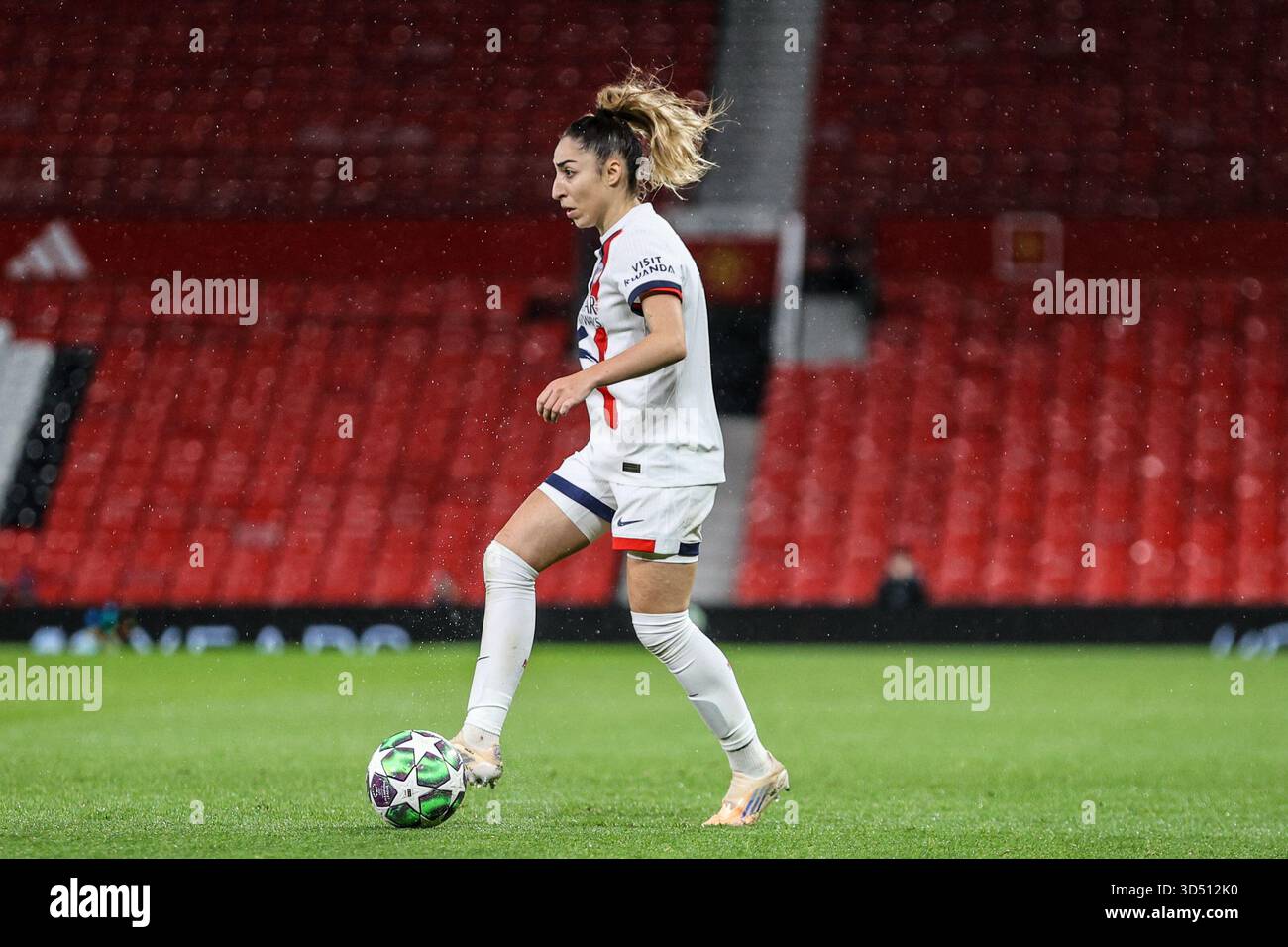 Manchester, England, November 12th 2025: Olga Carmona (77 PSG) on the ...