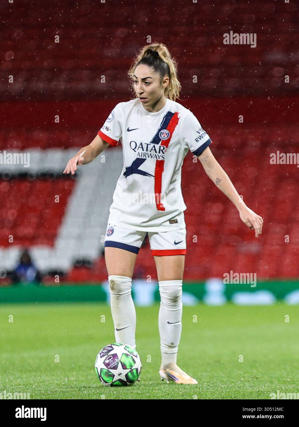 Manchester, England, November 12th 2025: Olga Carmona (77 PSG) on the ...