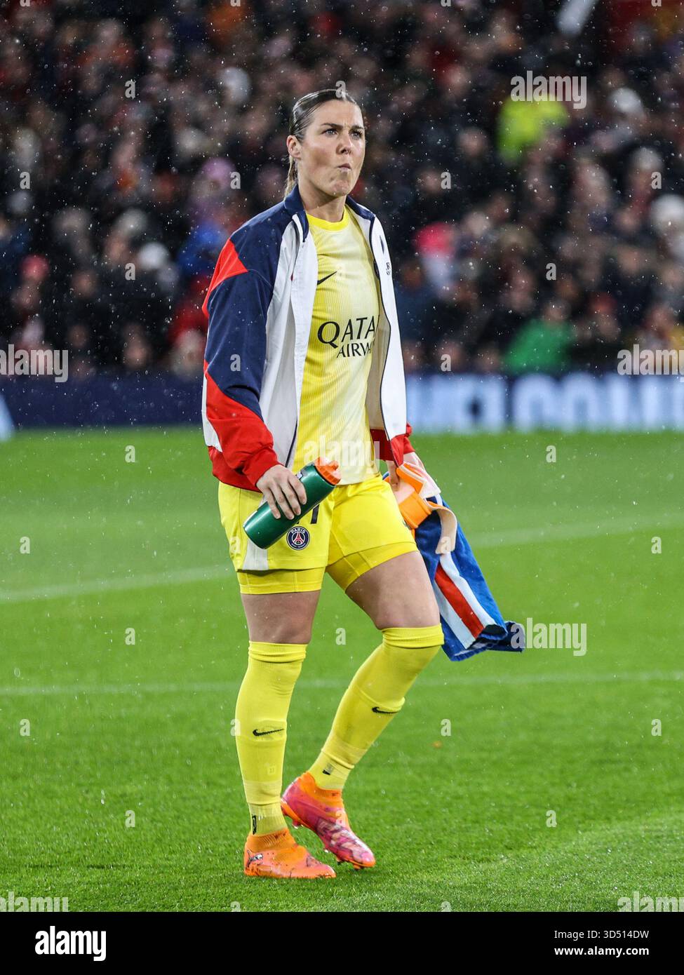 Manchester, England, November 12th 2025: Goalkeeper Mary Earps (27 PSG ...