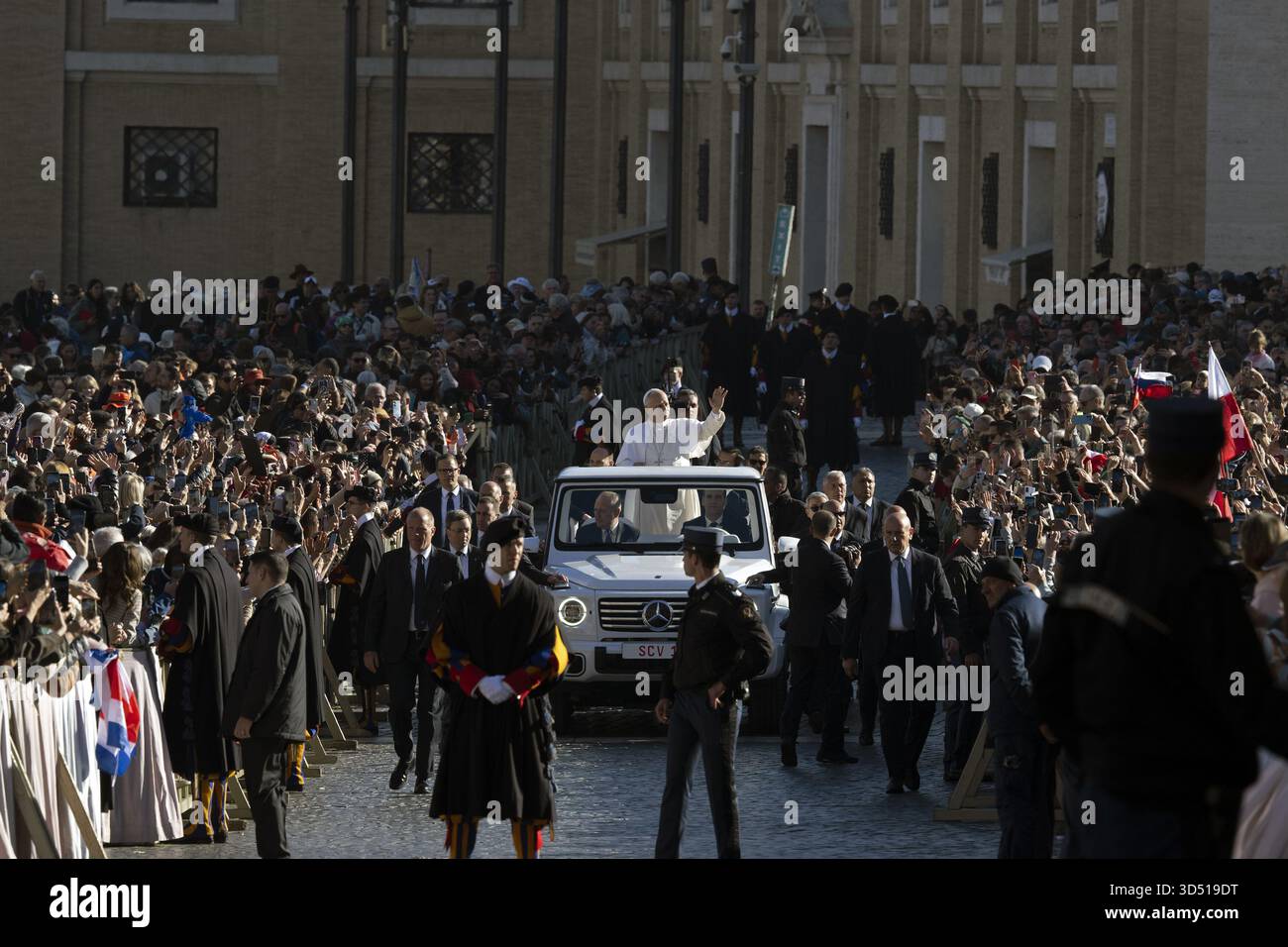 **NO LIBRI** Italy, Rome, Vatican, 2025/11/12.Pope Leo XIV holds his ...