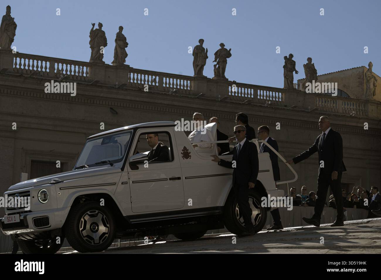**NO LIBRI** Italy, Rome, Vatican, 2025/11/12.Pope Leo XIV holds his ...