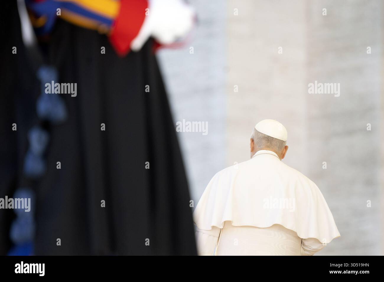 **NO LIBRI** Italy, Rome, Vatican, 2025/11/12.Pope Leo XIV holds his ...