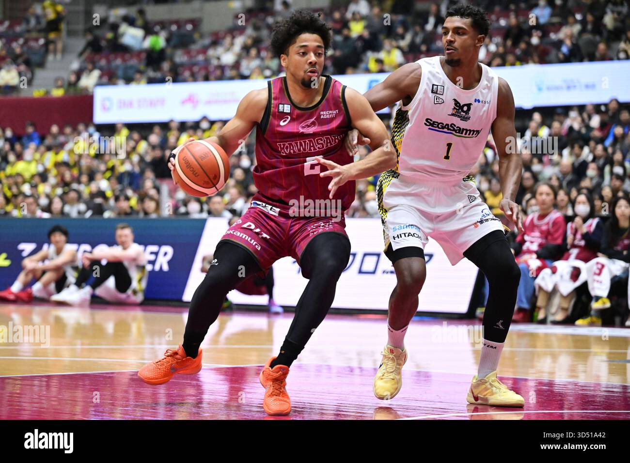 (L-R) Roy Hideki Igwe (Brave Thunders), Donte Grantham (Sunrockers ...