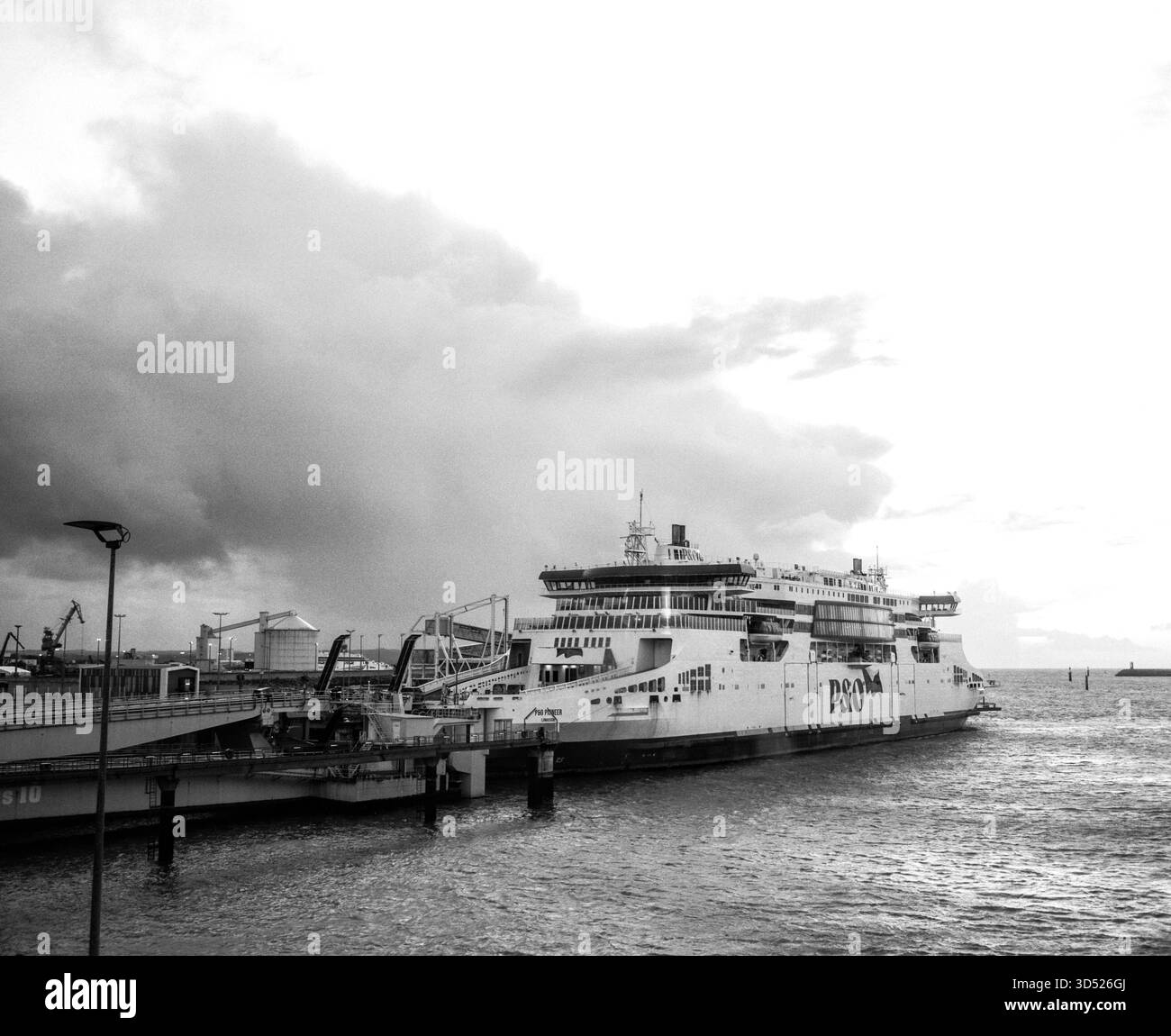 P&O Pioneer, The world’s largest double-ended ferry, Port of Calais ...
