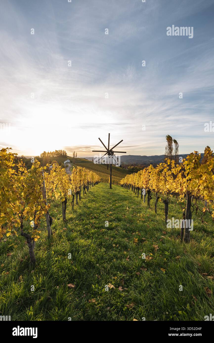 Klapotetz und Sonnenaufgang rund um den Lubekogl in den Weinbergen der ...
