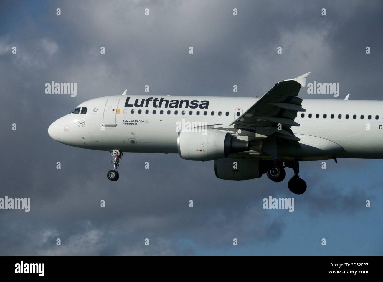 Lufthansa airbus a320 air hi-res stock photography and images - Alamy
