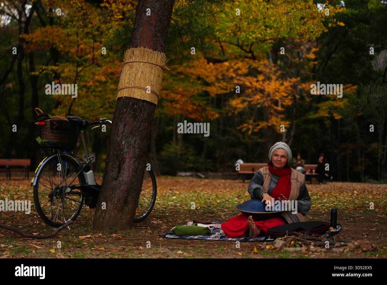(251113) -- TOKYO, Nov. 13, 2025 (Xinhua) -- A visitor plays a musical ...