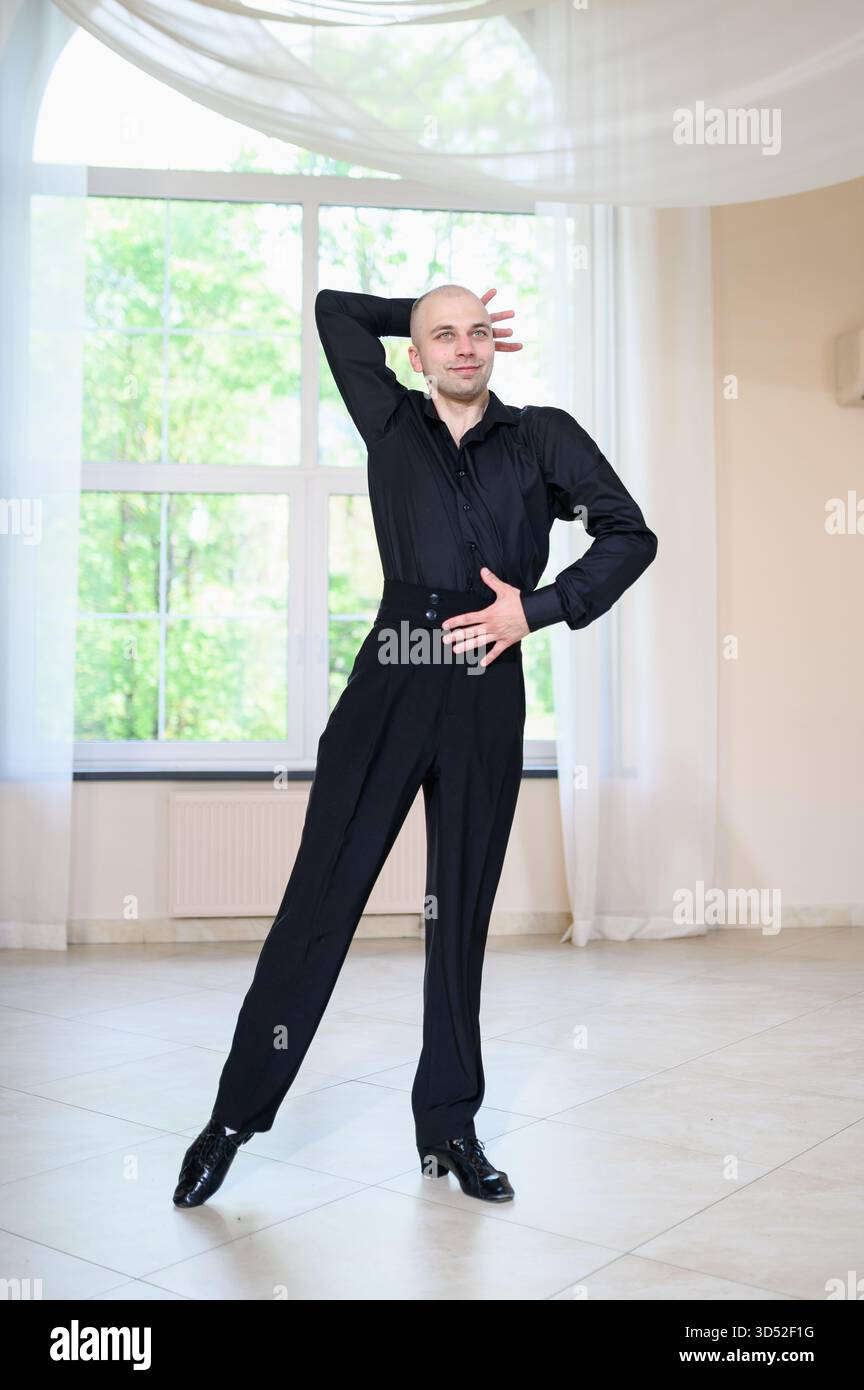 Elegant dancer demonstrates contemporary dance hi-res stock photography ...
