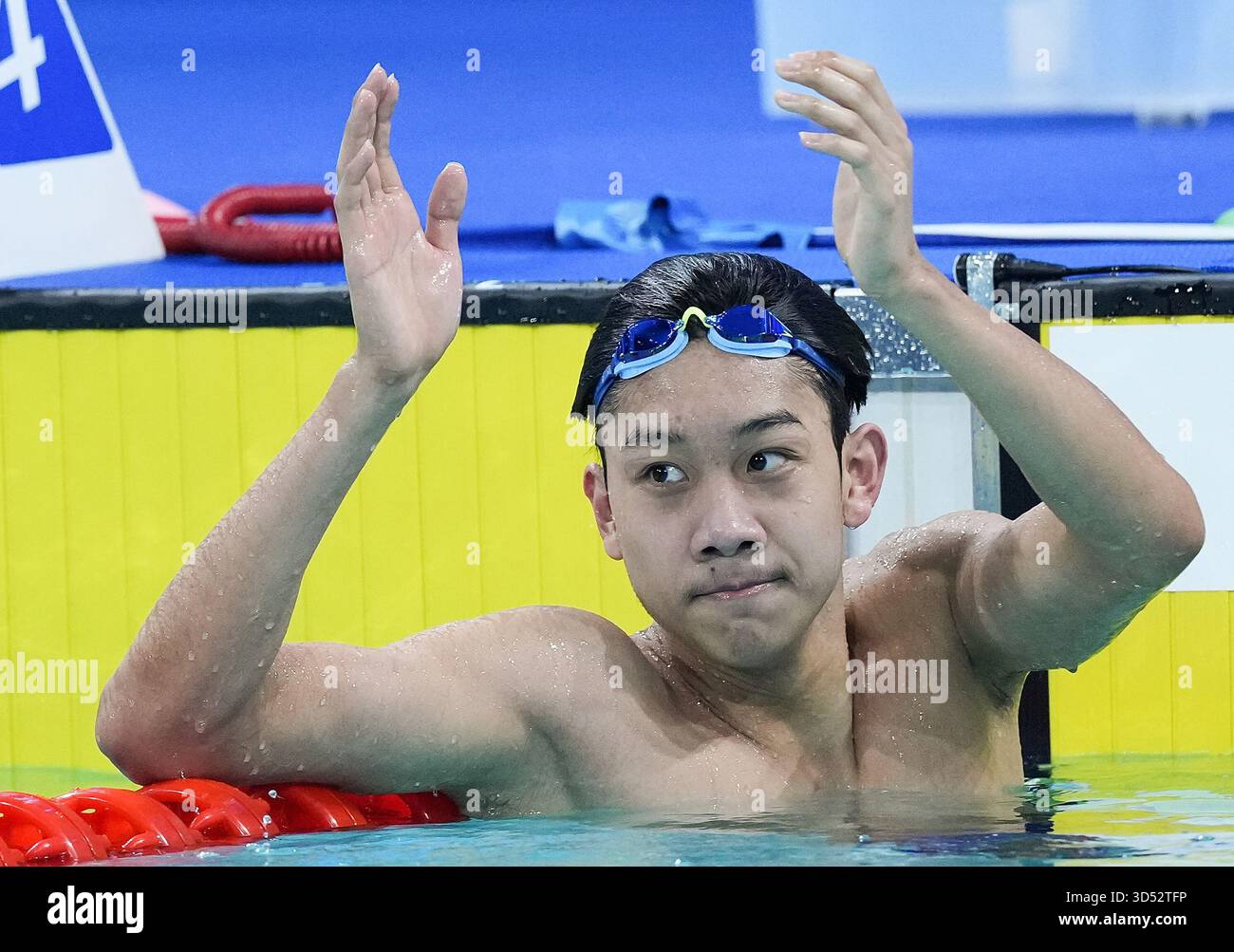 (251113) -- SHENZHEN, Nov. 13, 2025 (Xinhua) -- Zhang Zhanshuo of ...