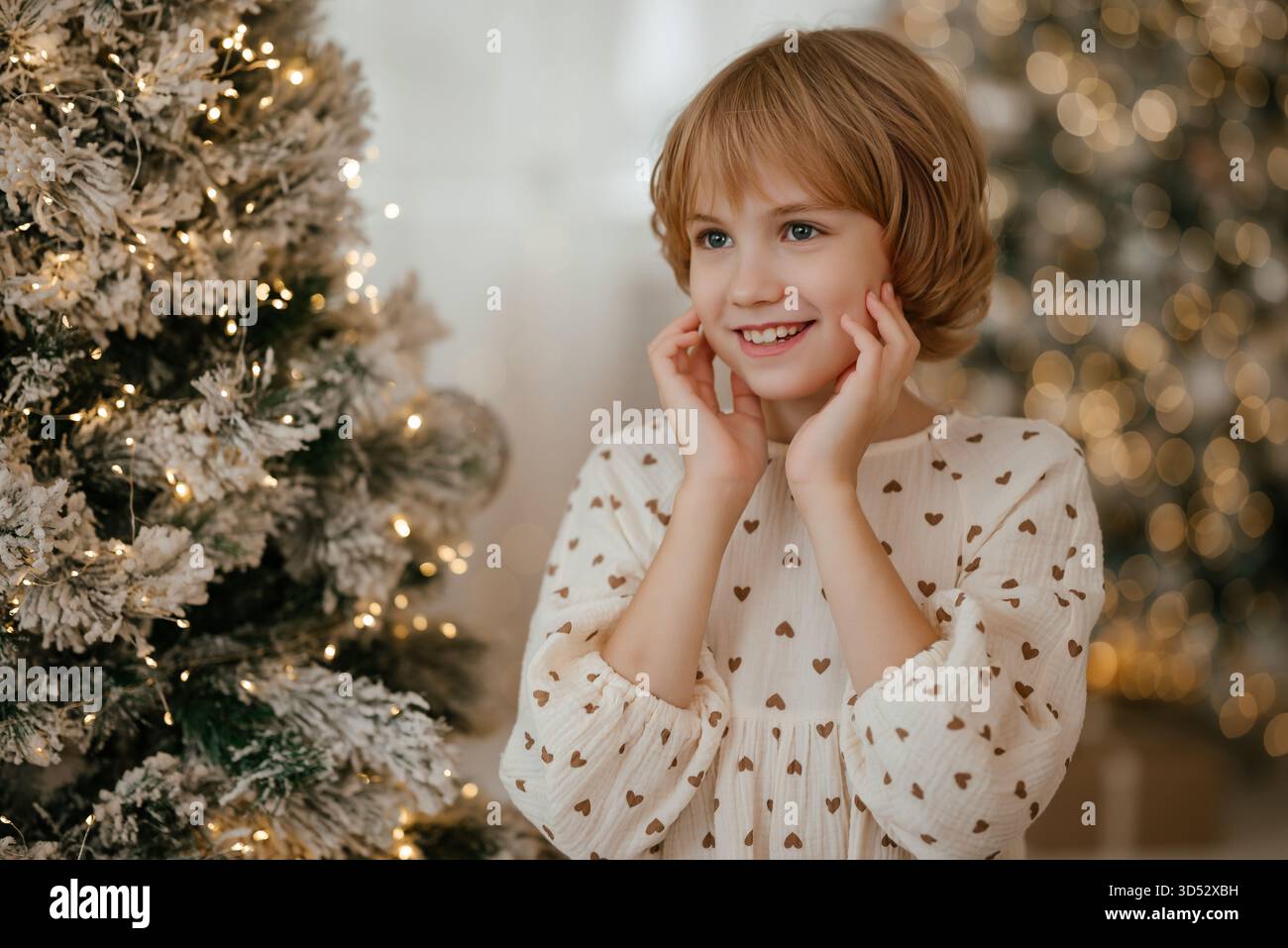 Child wonder holiday lights hi-res stock photography and images - Alamy