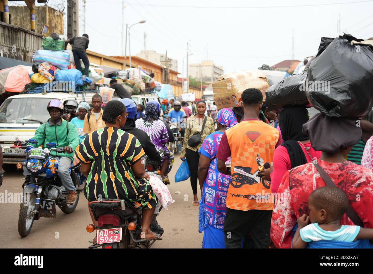 (251113) -- CONAKRY, Nov. 13, 2025 (Xinhua) -- People visit the Madina ...